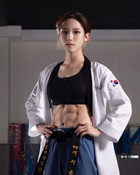 플래시 네티즌포토 무시무시한 태권소녀 팀아디다스 이지윤 Female Pose Reference Pose Reference Photo Taekwondo