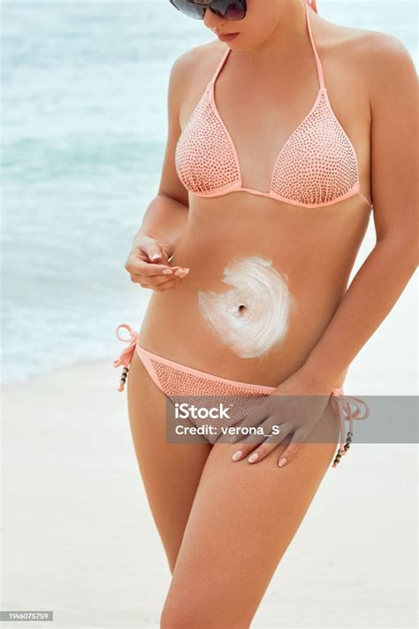 선스크린 로션을 적용 하는 젊은 여자 해변에서 여성 얼룩 태양 크림 자외선 차단 다리 신체 부분에 대한 스톡 사진 및 기타 이미지 다리 신체 부분 립밤 모자 모자류