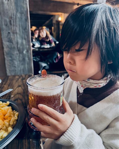 힘껏 당겨 늘어져 탄력을 잃은 고무줄처럼 늘어져서 한 달을 보냈다 무의욕 상태에서도 해리포터처럼 마법지팡이로 마법 부리고 싶다는 7세 아들의 소원에는 반응해 오사카