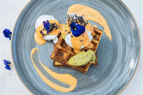 계란 노른자 꽃 장식 높은 요리 다채로운 요리 데워진 달걀 도금 접시 독특한 요리 두바이 두바이 다이닝 두바이