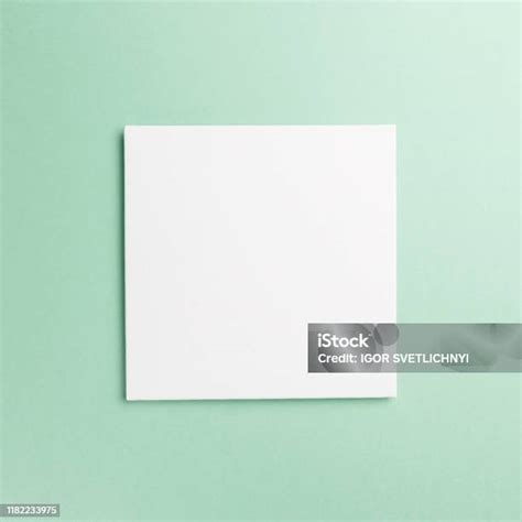 민트 배경에 파스텔에 종이 공백으로 만든 창조적 인 레이아웃 맨 위 보기 플랫 레이 공간을 복사합니다 다채로운 배경 최소한의 창조적 인 개념 네오 민트 2020 년 올해의