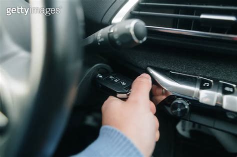 Switching on a car 이미지 1865284216 게티이미지뱅크