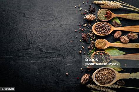 향기로운 향신료의 집합입니다 검정과 빨강 고추 고 수 파프리카의 혼합물 에 나무 배경 최고의 볼 수 있습니다 여유 공간입니다 건조한에 대한 스톡 사진 및 기타 이미지