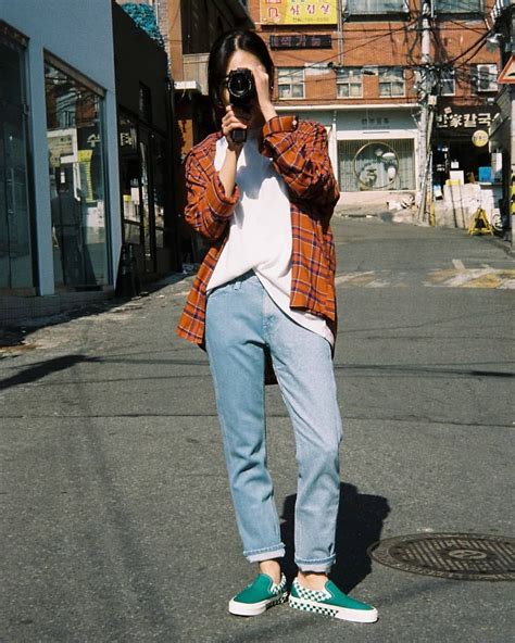 VANS CLASSIC SLIP ON 반스 클래식 슬립온 사이드패널과 사이드월에 체커보드 패턴을 프린트하여 심플하면서도 단조롭지 않은 것이 특징입니다 꾸준한