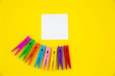 노란색 배경에 할 일 목록 스티커와 다채로운 나무 옷핀 닫고 공간을 복사합니다 미니멀리즘 독창적이고 창의적인 사진 0명에 대한 스톡 사진 및 기타 이미지 Istock