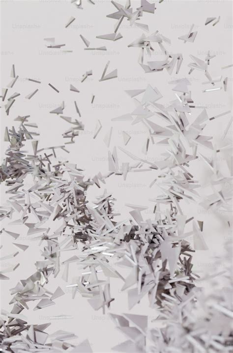 은색 색종이 조각이 공중에 날아 다닙니다 사진 Unsplash의 배경 이미지