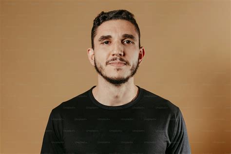 턱수염과 검은 셔츠를 입은 남자 사진 Unsplash의 백인 남자 이미지