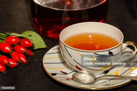 검은 색 배경에 장미 엉덩이가있는 차 화이트 도자기 컵과 신선한 잘 익은 로즈힙 베리의 잔가지 근접 촬영 복사 공간 0명에 대한 스톡 사진 및 기타 이미지 Istock