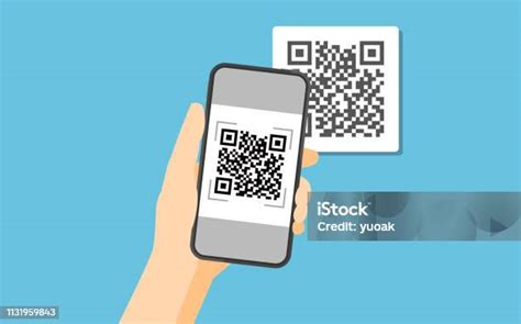 손을 잡고 스마트 폰을 통해 종이에 Qr 코드를 스캔 하 여 세부 정보를 검색 합니다 Qr코드에 대한 스톡 벡터 아트 및 기타 이미지 Qr코드 바코드 스캐너 지폐