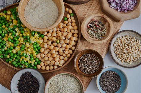 건강한 채식주의 자 조미료 허브 및 향신료 나무 커팅 보드에 건강한 생활방식에 대한 스톡 사진 및 기타 이미지 건강한 생활