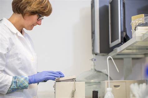 물 오염 연구에 과학 실험을 수행 하는 성인 여성 생물학자 Stem 주제에 대한 스톡 사진 및 기타 이미지 Stem 주제 과학 과학 실험 Istock