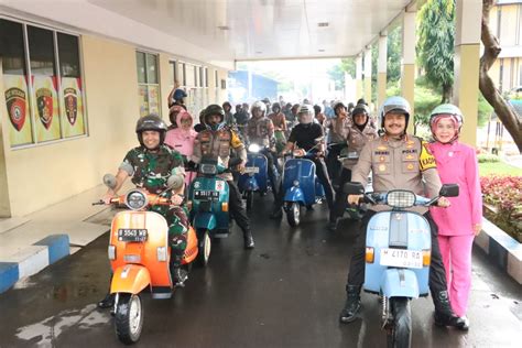 Ngabuburit Naik Vespa, Kapolres dan Dandim Sumenep Bagi Takjil Sambil Tegur Pengendara Ugal ...