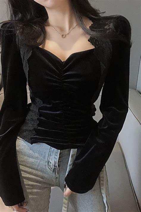 핑크프릴 티즈 레이스 스티치 스퀘어넥 긴팔 롱슬리브 골드 벨벳 블라우스