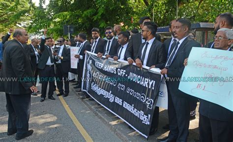 මුලතිව් නීතිඥයෝ අලුත්කඩේ අධිකරණ ඉදිරිපිට විරෝධතාවක් Lankadeepa Online