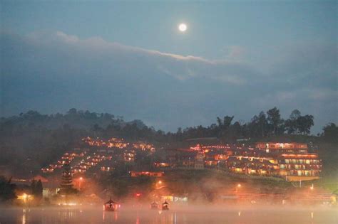 บ้านรักไทยแม่ฮ่องสอน สวยสุดอันซีน หมอกลอยเหนือน้ำท่ามกลางแสงเช้า ราวกับภาพในฝัน