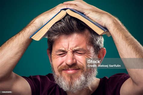 머리에 열린 책을 들고 수염을 기고한 남자의 초상화 사람 교육 및 검색 개념 T 셔츠에 대한 스톡 사진 및 기타 이미지 T 셔츠 교육 남자 Istock