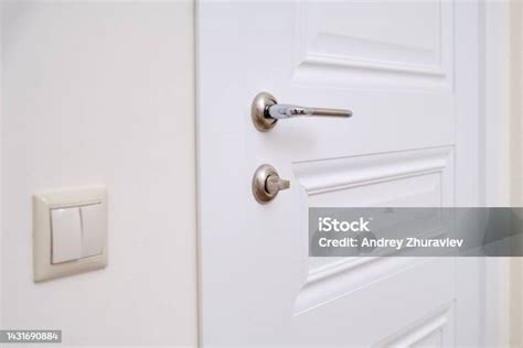 홈 룸에 자물쇠가있는 흰색 문과 전등 스위치 아파트의 금속 도어 핸들 및 플라스틱 전등 스위치 0명에 대한 스톡 사진 및 기타 이미지 Istock