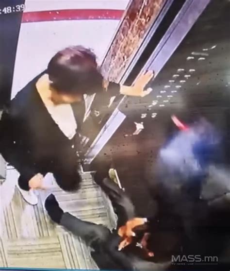 Цахилгаан шатанд гэр бүлийн хамаарал бүхий хүнээ зодсон эмэгтэйг шалгаж байна