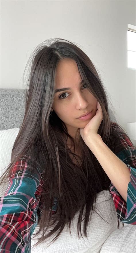 Foto Model Yang Kloning Diri Sendiri Pakai Ai Untuk Dibagikan Ke Seribu