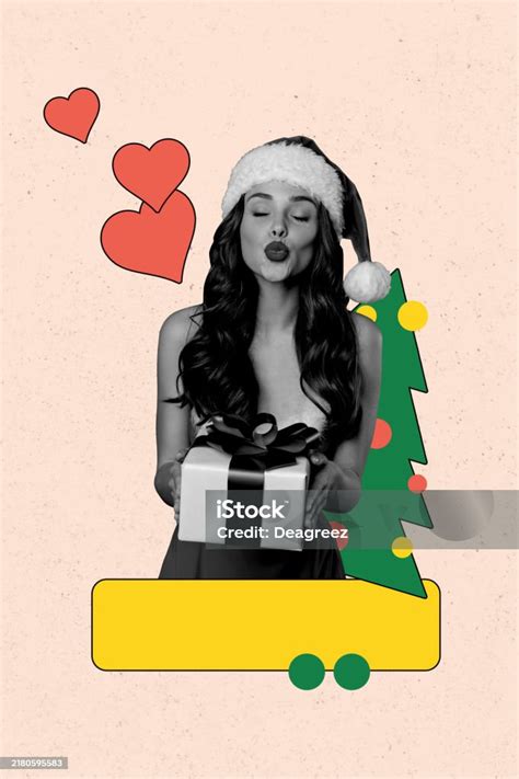 복합 트렌드 아트 워크 스케치 이미지 3d 사진 콜라주 해피 크리스마스 새해 휴일 축하 젊은 아가씨 손 잡기 장식 공 12월에 대한 스톡 사진 및 기타 이미지 Istock