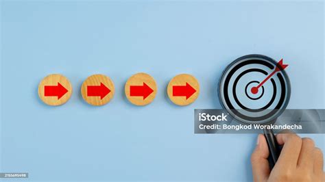 목표 및 화살표 아이콘 사업 전략 계획 관리 사업 재무 투자 진행 사업 프로세스 및 워크 플로우 개발을 위해 나무 블록에 돋보기로 표시 개발에 대한 스톡 사진 및 기타