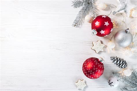 진저 쿠키와 흰색 나무 배경 평면 보기에 화 환 축제 유리 공 0명에 대한 스톡 사진 및 기타 이미지 0명 Led 조명 겨울 Istock