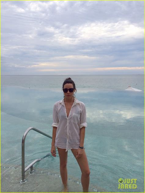 Photo Anna Kendrick Aubrey Plaza Mexico Vacation Photos Photo Just Jared