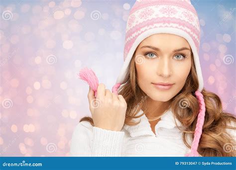 Закройте вверх женщины в шляпе и шарфе над светами Стоковое Изображение изображение