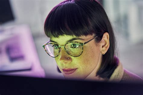 밤 네온 그리고 프로그래머 클라우드 컴퓨팅 및 소프트웨어 개발자를 위한 컴퓨터에서 여자와 함께 코딩 사이버 보안 및 기술 It