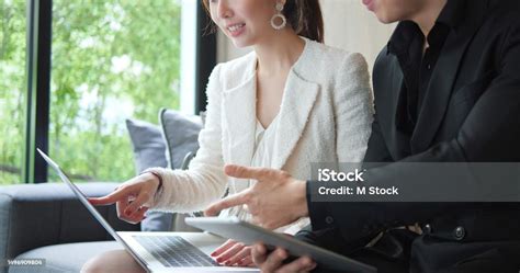 노트북과 태블릿을 사용하여 작업하고 현대적인 사무실에서 토론하는 두 명의 사업가 비즈니스 및 기술 개념 25 29세에 대한 스톡 사진 및 기타 이미지 Istock