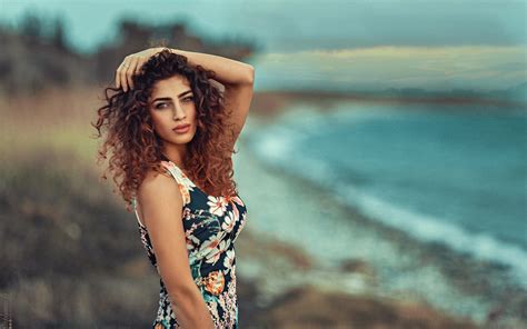 Кудрявые модели девушки 67 фото