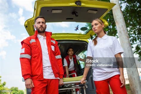 구급차가 차에서 구급차 들것을 옮기고 있습니다 구급차 들것을 굴리는 구급 요원 간호사에 대한 스톡 사진 및 기타 이미지 간호사 건강관리와 의술 구급대원 Istock