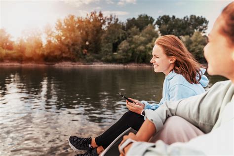 두 명의 젊은 행복한 백인 여성 여자 친구가 일몰에 강가에서 보트에서 휴식을 취하고 있습니다 2명에 대한 스톡 사진 및 기타 이미지 Istock
