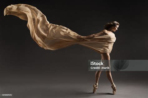 실크 패브릭을 들고 걷는 발레리나 포인테 슈즈의 모던 발레 댄서 흔들리는 천 회색 배경 걷기에 대한 스톡 사진 및 기타 이미지