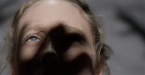 가벼운 감정 개념 예술 걱정 겁먹은 고통 공포 그림자 그림자 놀이 금발 껴안고 있는 꿈 꿈꾸는 나체 내성적 인 두려움 두려움 표현 두려워