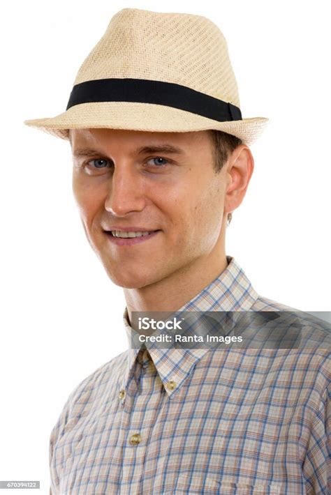모자를 착용 하는 동안 웃 고 행복 한 젊은 잘생긴 관광 사람의 얼굴 20 29세에 대한 스톡 사진 및 기타 이미지 20 29세 25 29세 공휴일 Istock