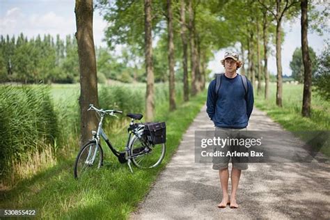 Barefoot Bike Photos Et Images De Collection Getty Images