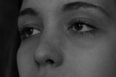 무료 이미지 검정색과 흰색 소녀 머리 화이트 사진술 초상화 어둠 검은 단색화 입 속눈썹 닫다 인간의 몸 Bw 얼굴 안경 보기 피부 아니