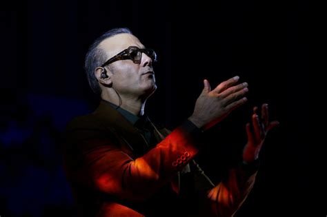 بغض علیرضا قربانی در کنسرت جدید پس از فوت همسرش فیلم همشهری آنلاین