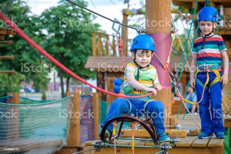 여름 화창한 날에 등반 어드벤처 파크에서 활동을 즐기는 작은 귀여운 소년 로프 놀이터 구조에서 등반 유아 2명에 대한 스톡 사진 및 기타 이미지 Istock