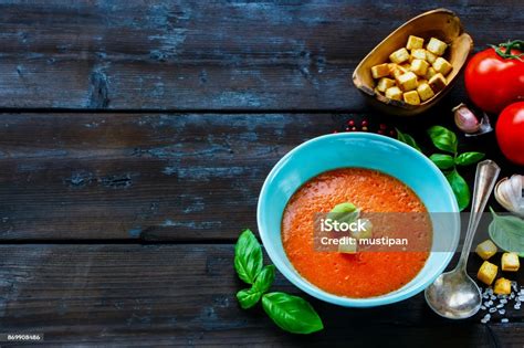 갓 그릇과 나무 배경 바 질에서 가스 파초 토마토 여름 크림 수프를 했다 선택적 초점 복사 공간입니다 0명에 대한 스톡 사진 및 기타 이미지 Istock