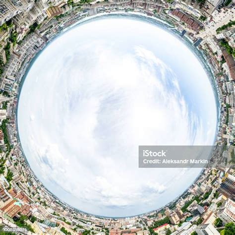 교차로와 도로 주택 건물 공원 및 주차장이있는 공중 도시 전망 화창한 여름 파노라마 이미지 0명에 대한 스톡 사진 및 기타 이미지 Istock