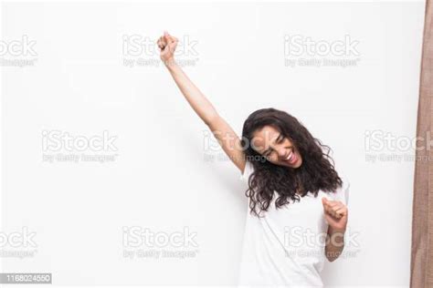 흰색 배경을 통해 성공을 외치고 축하하는 손을 들고 행복한 성공적인 젊은 여성 명랑한에 대한 스톡 사진 및 기타 이미지 명랑한 몸짓 백인종 Istock