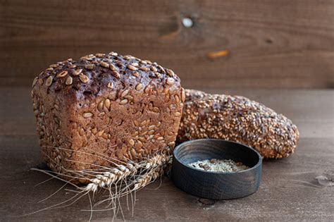 나무 배경에 씨앗과 참깨를 뿌린 빵의 두 가지 유형의 구성 0명에 대한 스톡 사진 및 기타 이미지 0명 갈색 건강한 식생활 Istock