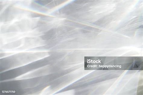 물 질감 오버레이 효과 흰색 배경에 물에서 빛의 무지개 반사와 빛 그림자 오버레이 효과의 광선 모형과 배경 물에 대한 스톡 사진 및 기타 이미지 Istock