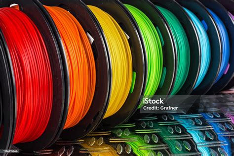 스풀 3d 프린터 필 라 멘 트 검은 금속 배경의 다채로운 밝은 행 필라멘트에 대한 스톡 사진 및 기타 이미지 필라멘트 3차원 인쇄 실패 제작물 Istock