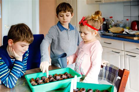 집에서 야채 씨앗을 심는 두 아이 소년과 어린 유아 소녀 세 형제는 상자에 함께 물을 유기 온실에서 토마토를 파종 가족의 농사및 농업 3 명에 대한 스톡 사진 및 기타