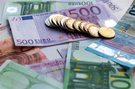 동전과 지폐와 유럽 돈의 무리는 유로와 유럽 내기와 승리 또는 금융 성공뿐만 아니라 신용 관리 및 전문 은행과 국제 금융을 보여줍니다 0명에 대한 스톡 사진 및 기타 이미지