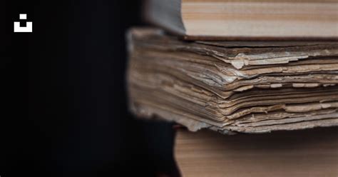 검은 배경에 책 더미 사진 Unsplash의 무료 책 이미지