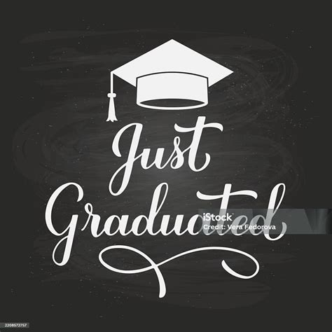 그냥 졸업 서예 손글씨와 칠판 배경에 졸업 모자 졸업 인용문 타이포그래피 포스터 인사말 카드 배너 레이블 등에 대한 벡터 템플릿입니다 검은색에 대한 스톡 벡터 아트 및 기타